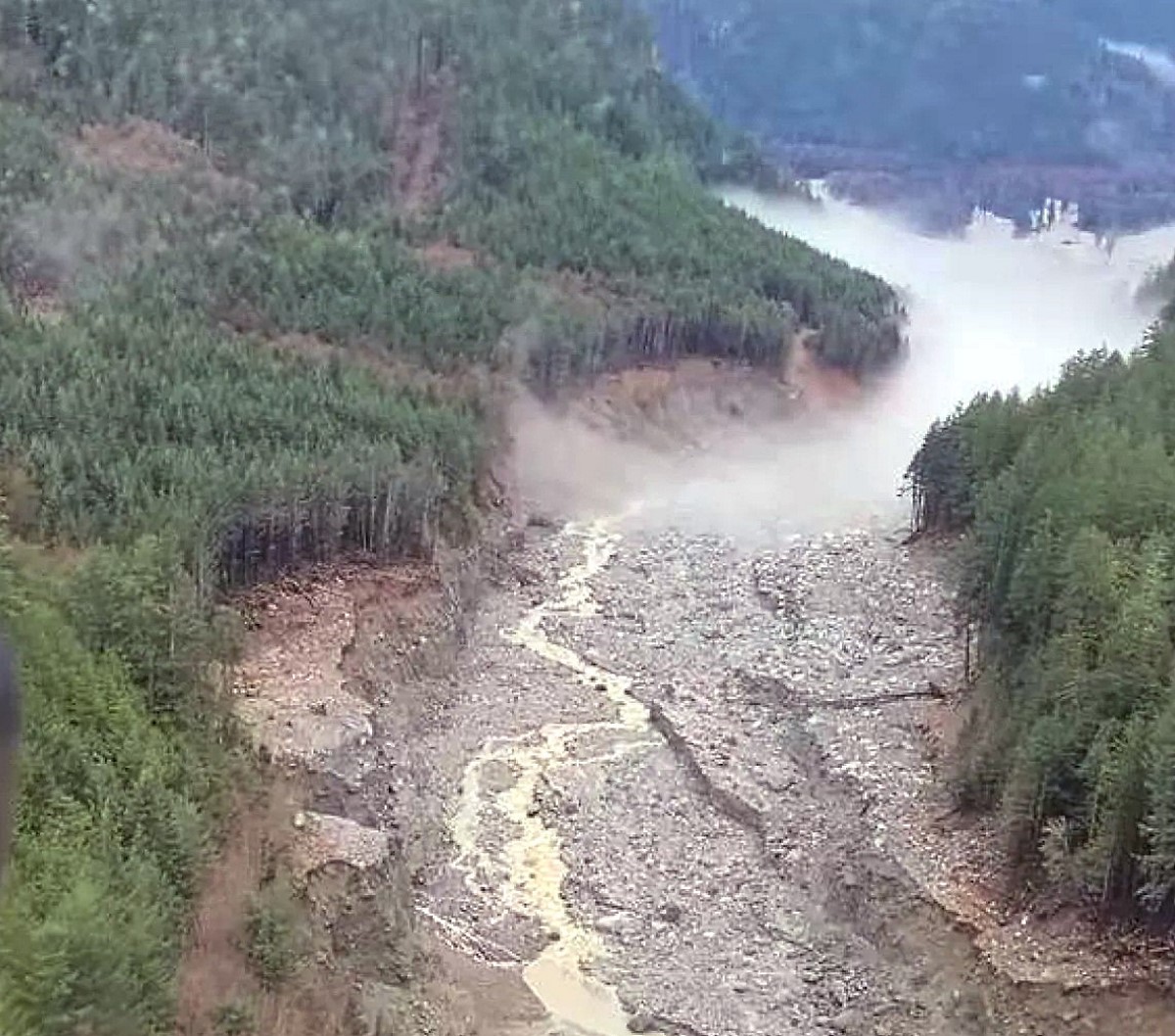 Landslide triggers an impressive debris cascade in British Columbia ...